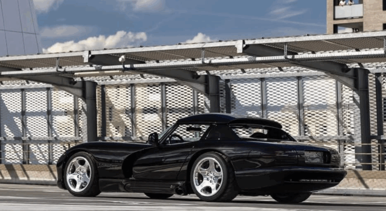 Qui veut acheter cette Dodge Viper RT/10 française comme neuve