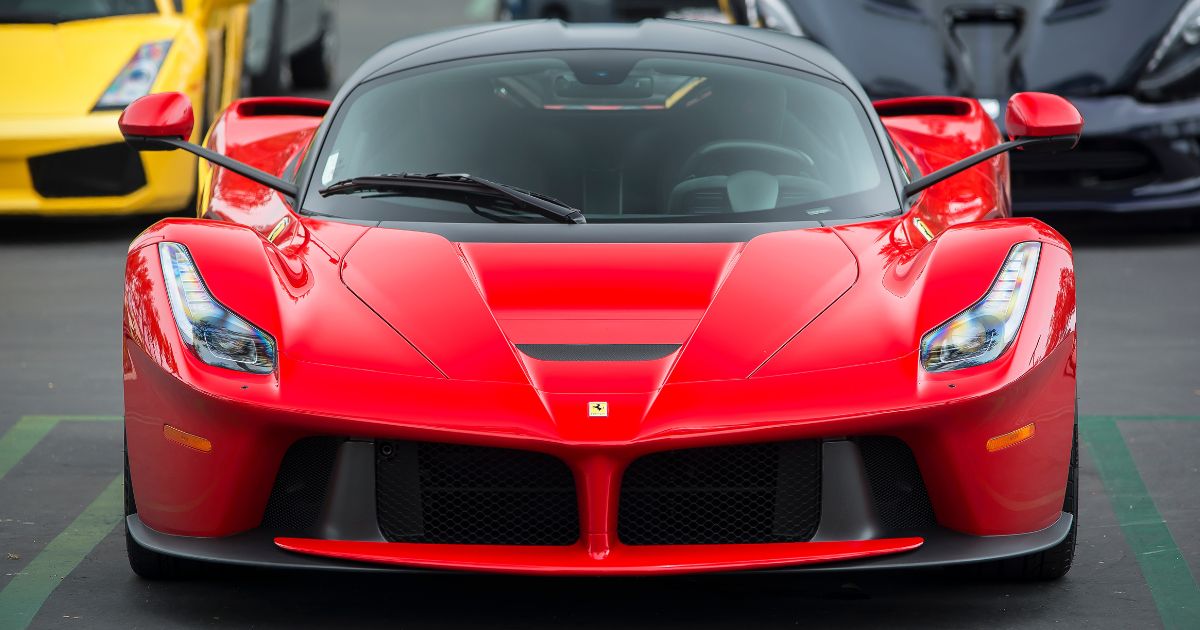 Cette Ferrari LaFerrari à plusieurs millions est laissée à la merci des ...