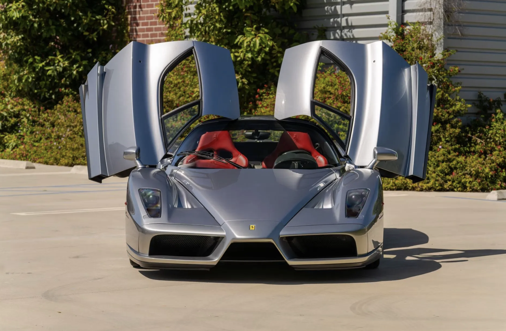 Même si elle n'est pas rouge, cette Ferrari Enzo s'est vendue plus de ...
